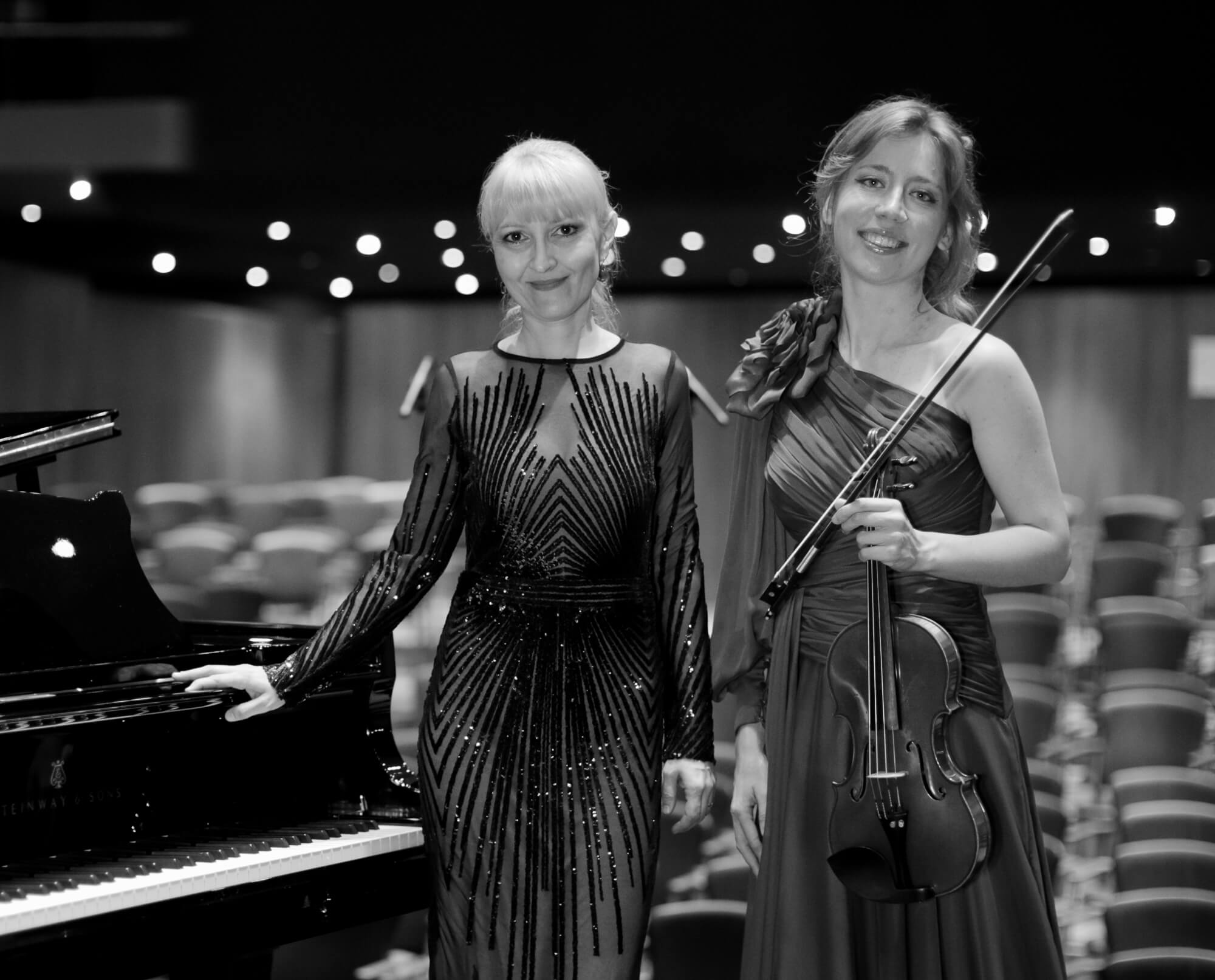 Eva Mach - Passionate performance by perfectly synchronized musicians